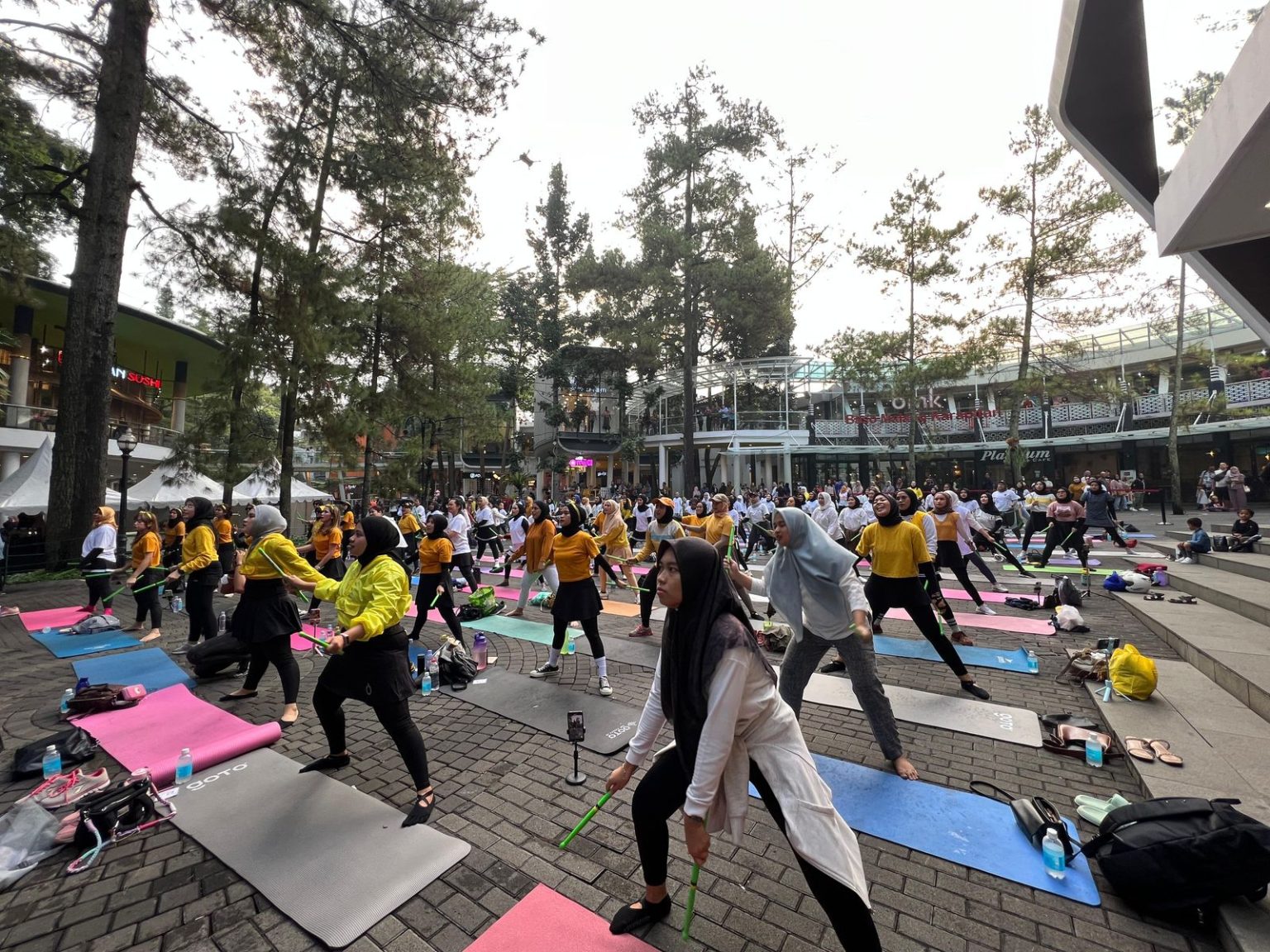 Ciwalk Ajak Warga Bandung Jalan Sehat Bareng Keluarga di Fun Walk 2025 ...